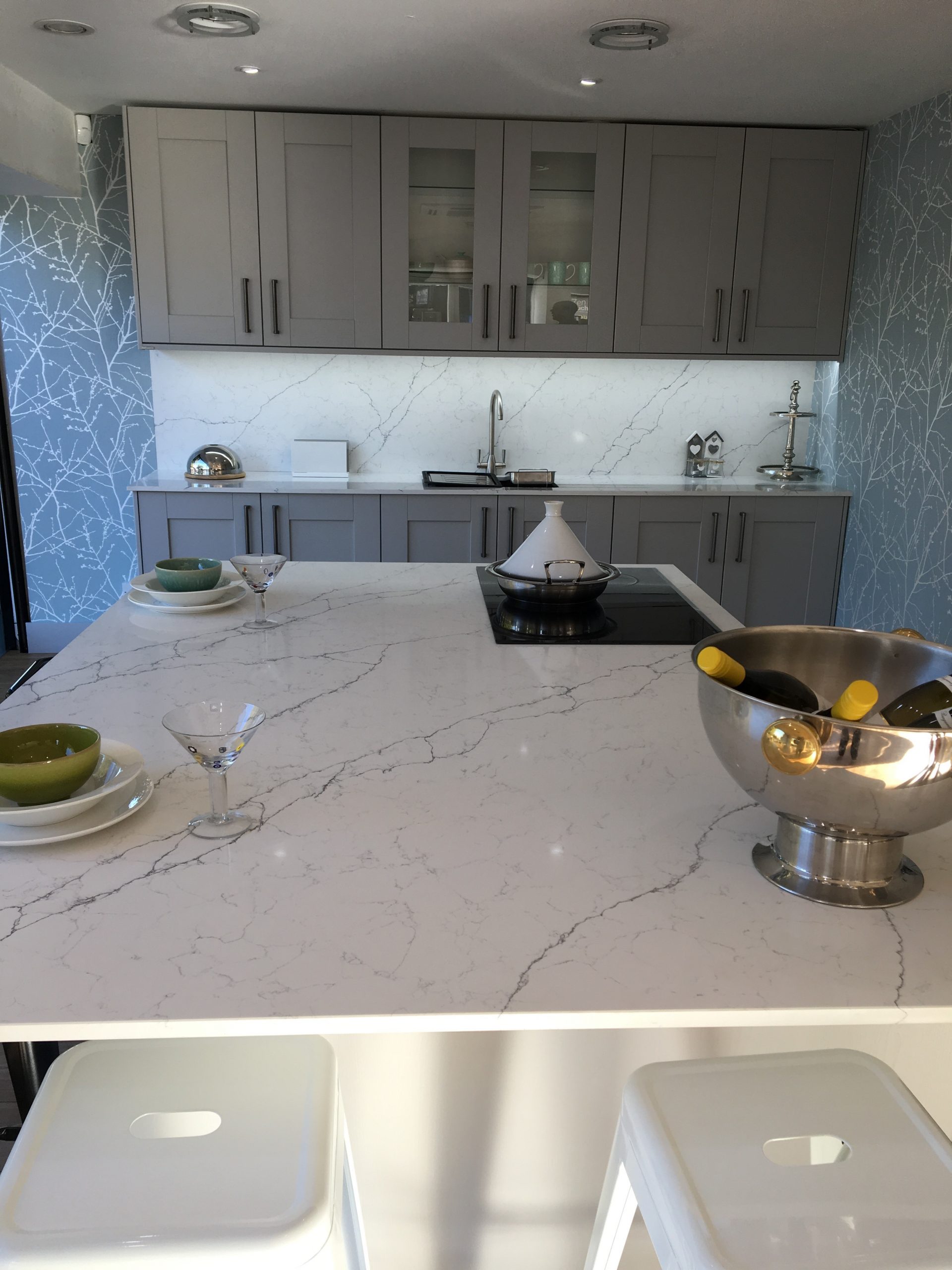 Stone Colour Shaker With Alaska Bianca Quartz Worktop | Zen Küchen